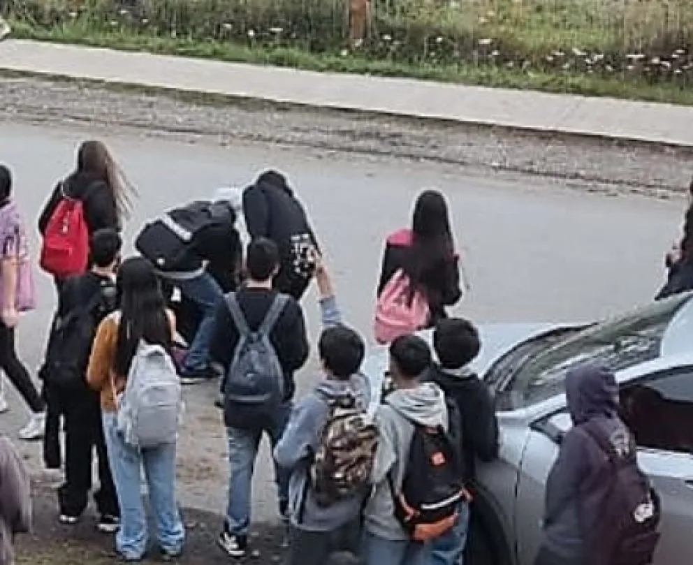 Violencia escolar a la salida del CPEM 17: golpearon a una chica “por linda” | DiarioAndino